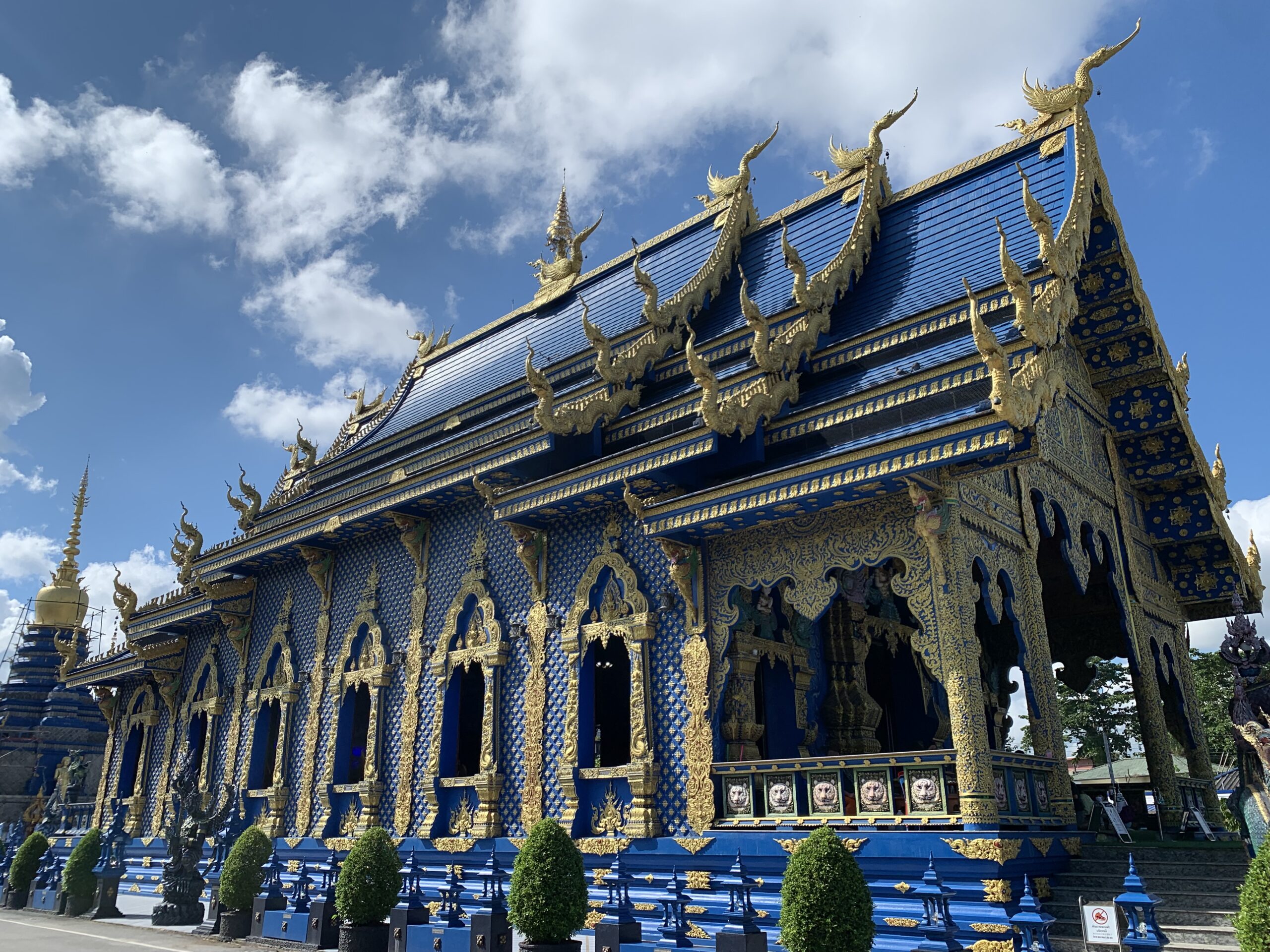 טיולים בתאילנד: Blue Temple (Wat Rong Suea Ten)